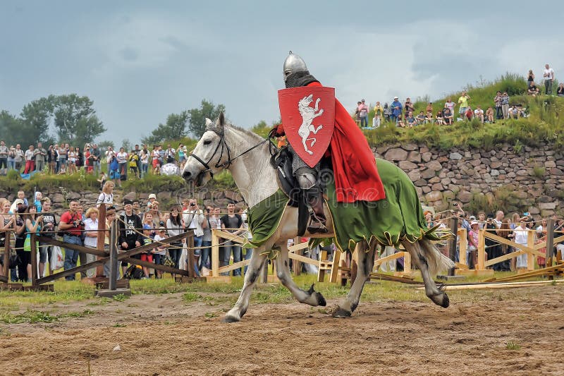 Ritter mit Lanze zu Pferd redaktionelles bild. Bild von chrom - 42747960