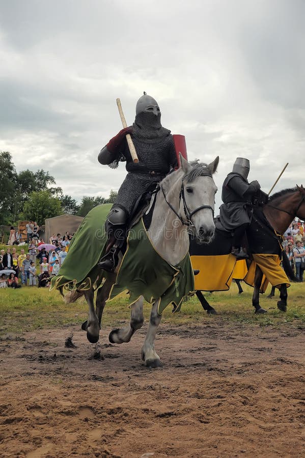 Ritter mit Lanze zu Pferd redaktionelles stockbild. Bild von chivalry ...