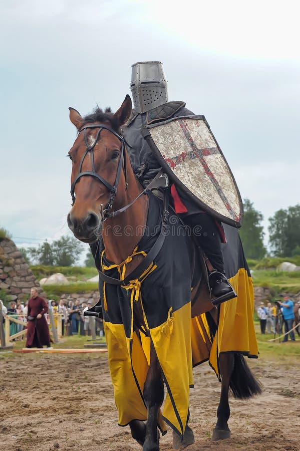 Ritter mit Lanze zu Pferd redaktionelles stockbild. Bild von farbe ...