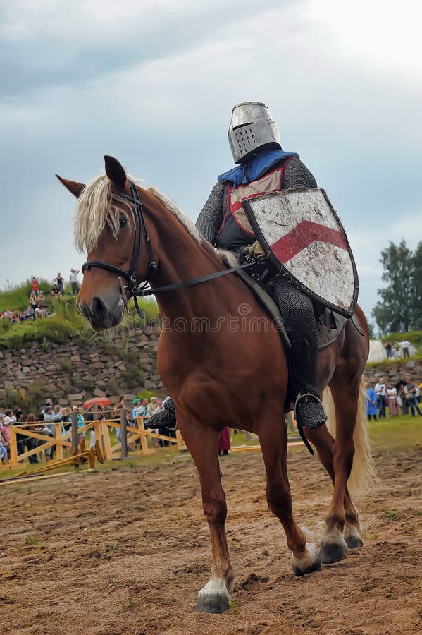 Ritter mit Lanze zu Pferd redaktionelles stockfotografie. Bild von mock ...