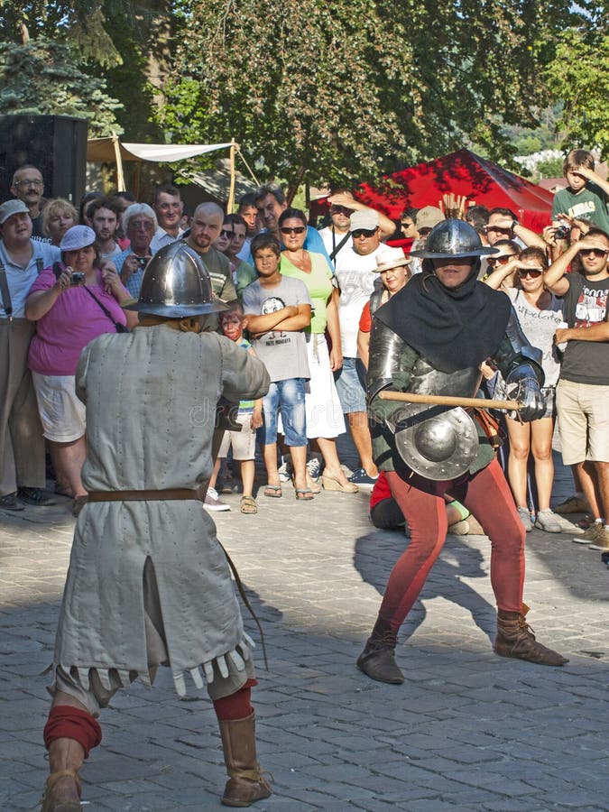 Der Ritterkampf Mittelalterlicher Gepanzerter Reitersoldat Mit Lanze ...
