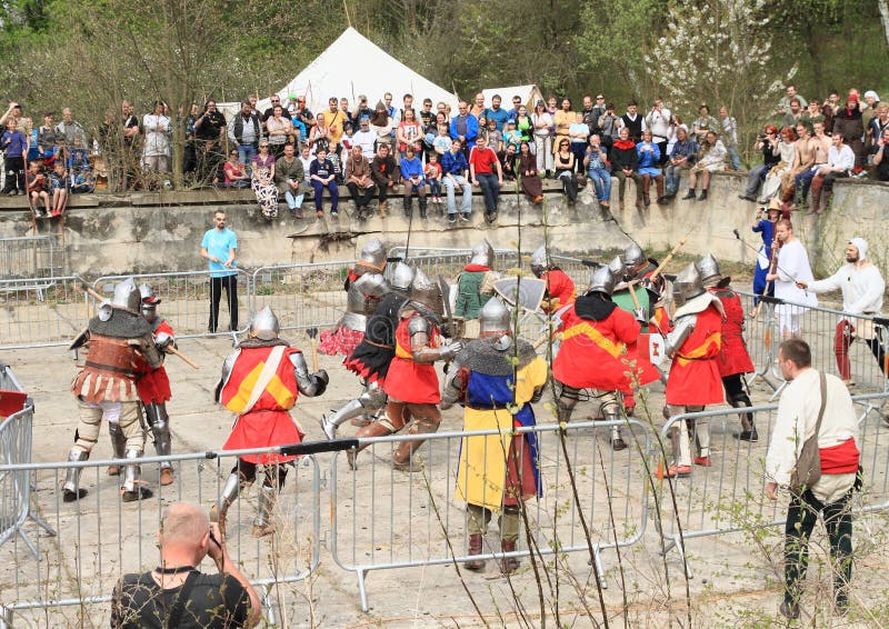 Ritter Im Kampf Mit Klinge Wiederherstellung Des Ritterlichen Kampfes ...