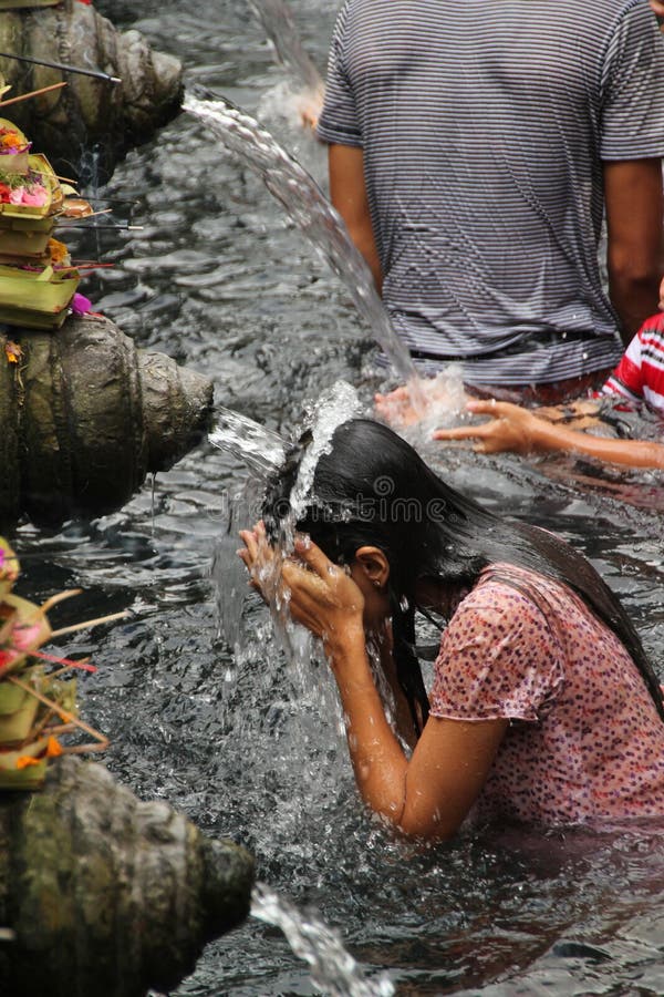 Ritual Bathing Ceremony at Tampak Siring, Bali Indonesia Editorial ...