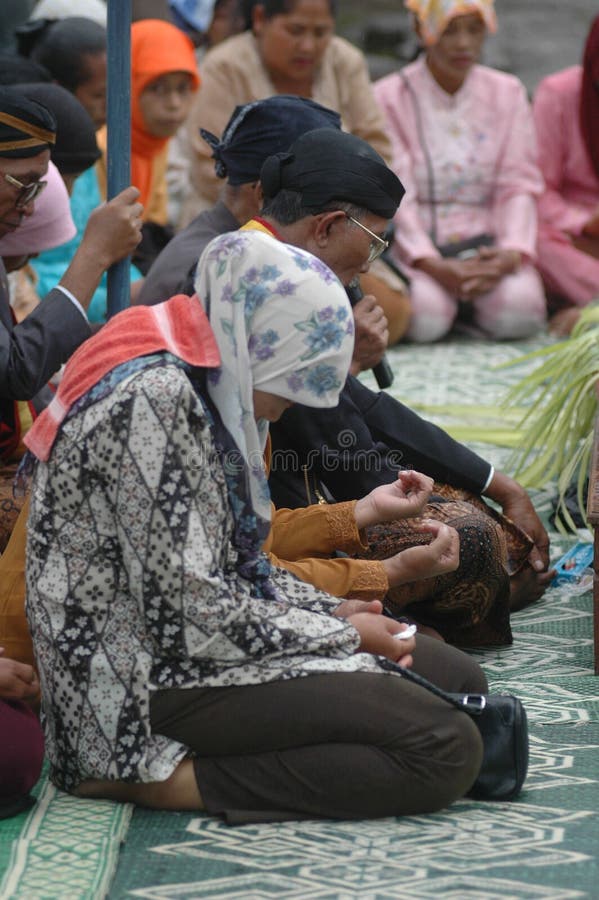 Ritual prayer editorial photography. Image of trading - 40536492