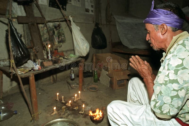 Ritual Religioso Do Padre Do Indiano De Ixil Do Guatemalan Fotografia ...