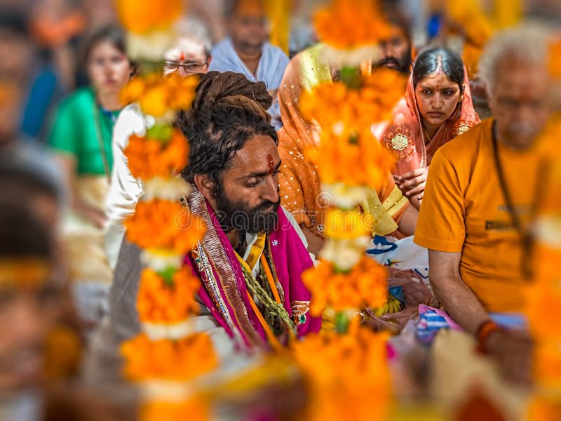 Ritual hindú del rezo foto de archivo. Imagen de holding - 26082774