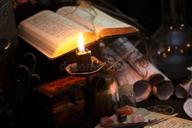 Rituale di magia nera immagine stock. Immagine di astrologia - 80988421