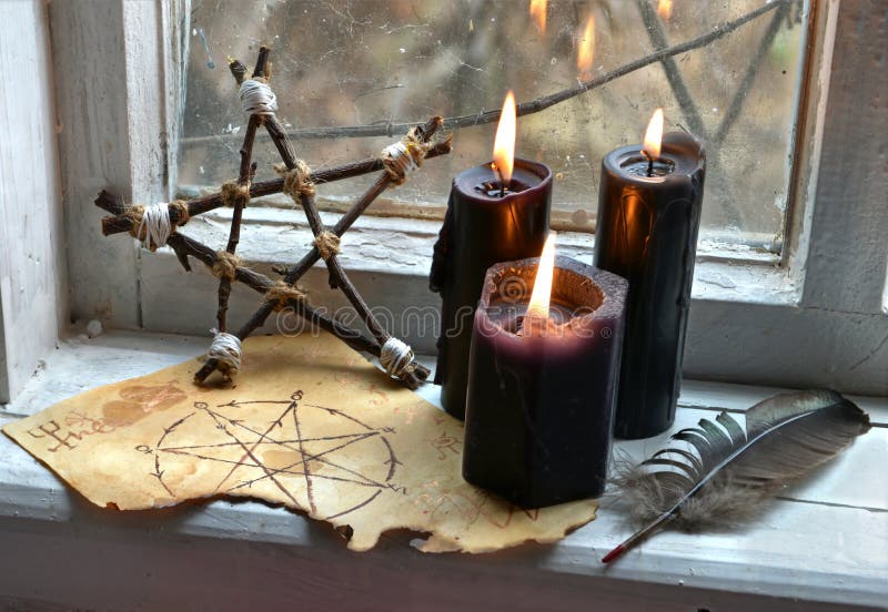 Rituale Di Magia Nera Con Il Pentagramma E Le Candele Nere Fotografia ...