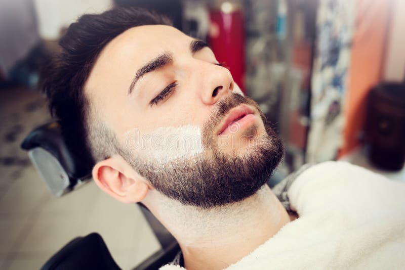 Rituel Traditionnel De Raser La Barbe Image stock - Image du soin ...