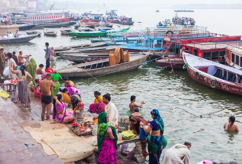 Rituell Badning I Floden Ganges Redaktionell Arkivfoto - Bild av ...