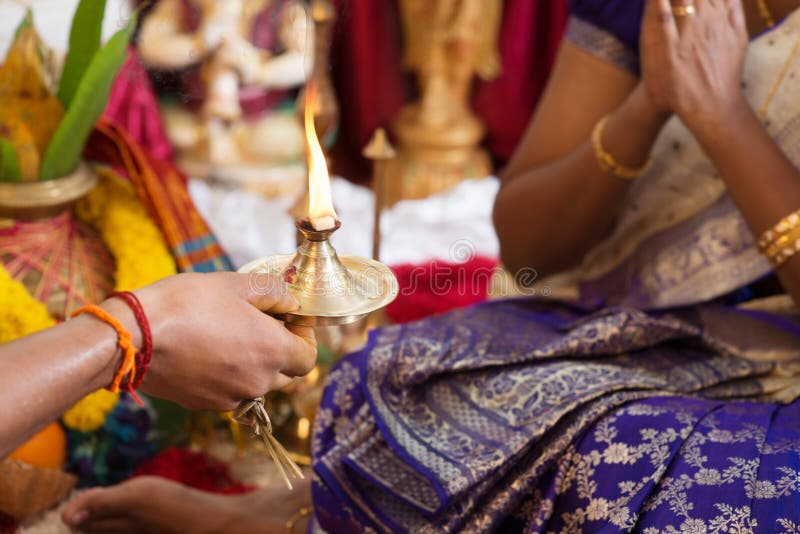 Rituels De Prière Traditionnels Indiens Photo stock - Image du inde ...