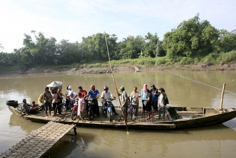 River boat editorial image. Image of watercourse, rowing - 72876635