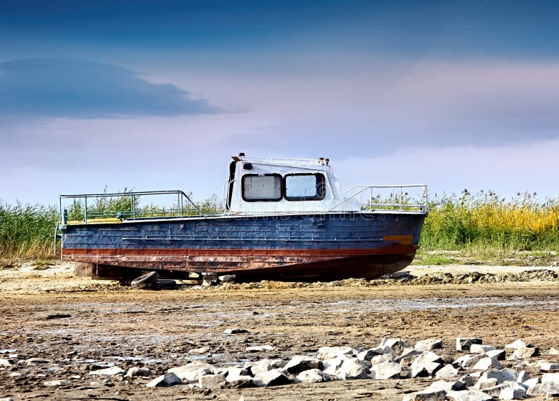 River Drought, Boats without Water Stock Photo - Image of sand, cracked ...