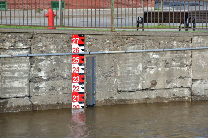 River Level Visual Indicator. Sherbrooke St-Francois River Flood ...