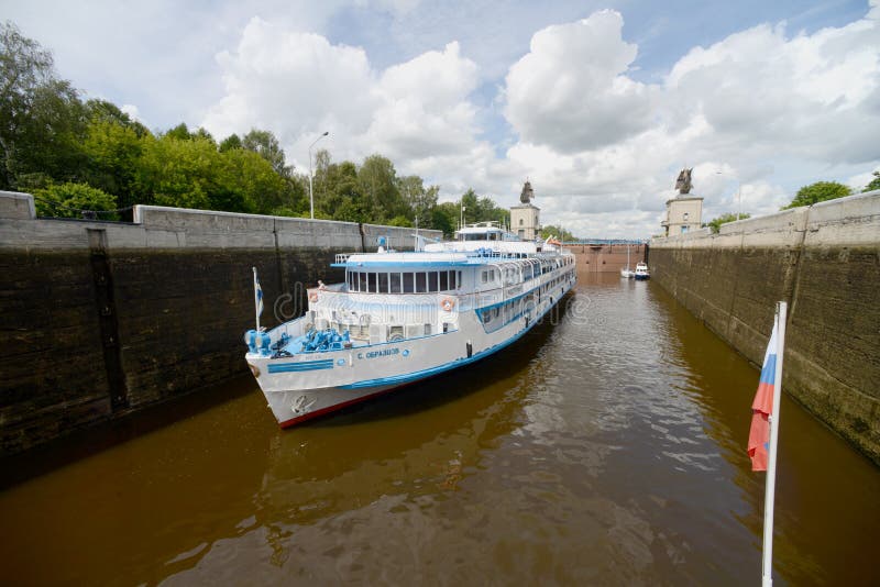 River lock editorial stock photo. Image of cruise, russia - 26811458