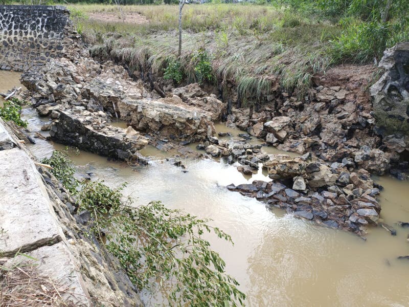 A Collapsing Soil Retaining River Foundation Stock Image - Image of ...