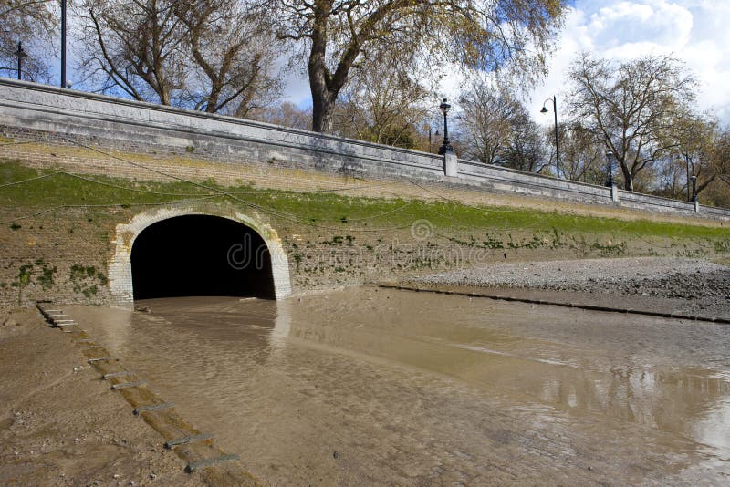River Westbourne Outlet into the Thames Stock Image - Image of ...