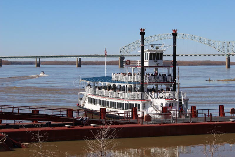 Mississippi-Riverboat-Kreuzfahrt Bei Sonnenuntergang Stockfoto - Bild ...