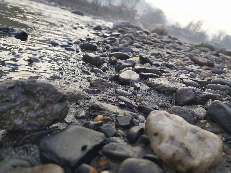 Riverside rock mit HD-Foto stockbild. Bild von foto - 169520069