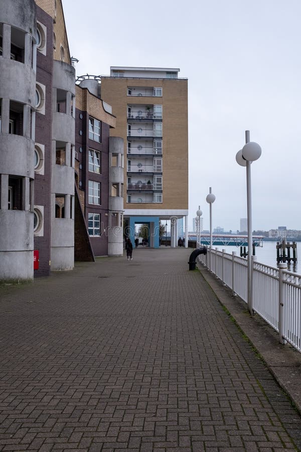Riverside Walkway with Modern Apartments in View. Canary Wharf, Uk ...