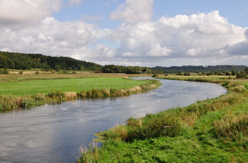 Rivier Die Een Vallei Doorneemt Stock Afbeelding - Image of gras ...