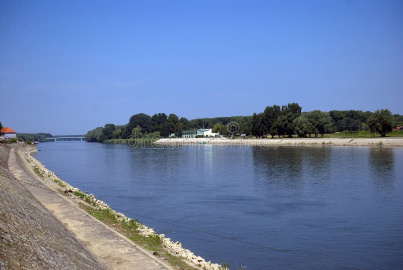 Rivier Drava, Osijek, Kroatië Stock Foto - Image of stad, kraan: 47343098