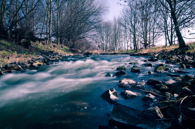 De stenen van de rivier stock foto. Image of flowing - 15818088
