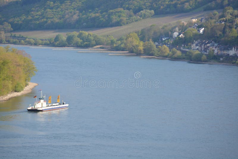 Rivier Rijn met veerboot stock afbeelding. Image of schip - 97605705