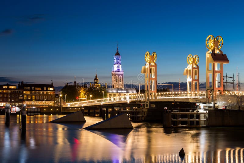 De Brug Over De Rivier Ijssel in De Stad Van Kampen Nederland Holland ...