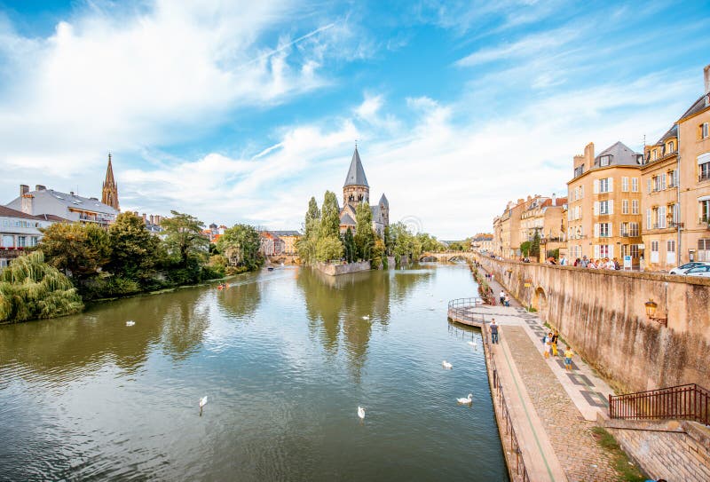 Rivieroever Met Basiliek in Metz, Frankrijk Redactionele Stock ...