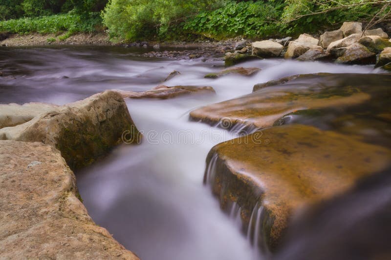 Rivierstroom stock afbeelding. Image of licht, landschap - 32490643