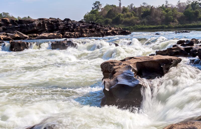 Rivierstroom Door De Rotsen in Kaeng Tana, Ubon Ratchathani Stock ...