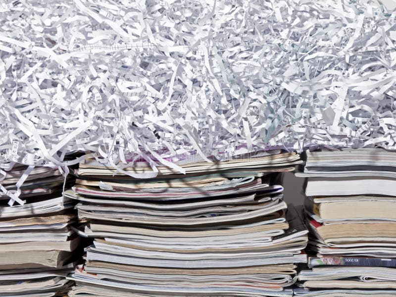 Riviste Impilate E Carta Tagliuzzata Immagine Stock - Immagine di ...