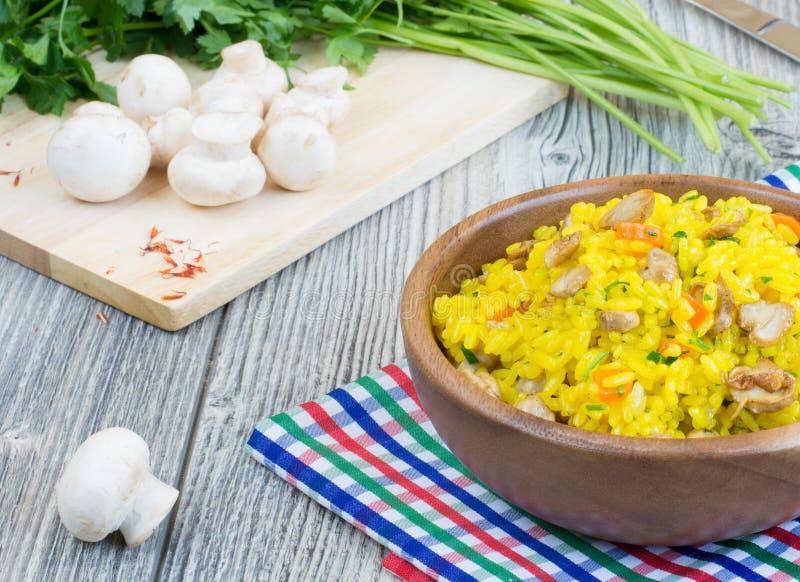 Riz Avec Le Safran Et Les Champignons De Paris Photo stock - Image du ...