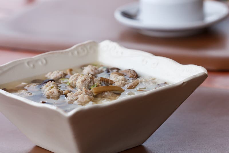 Riz bouilli avec du porc image stock. Image du asie, chaud - 42407569