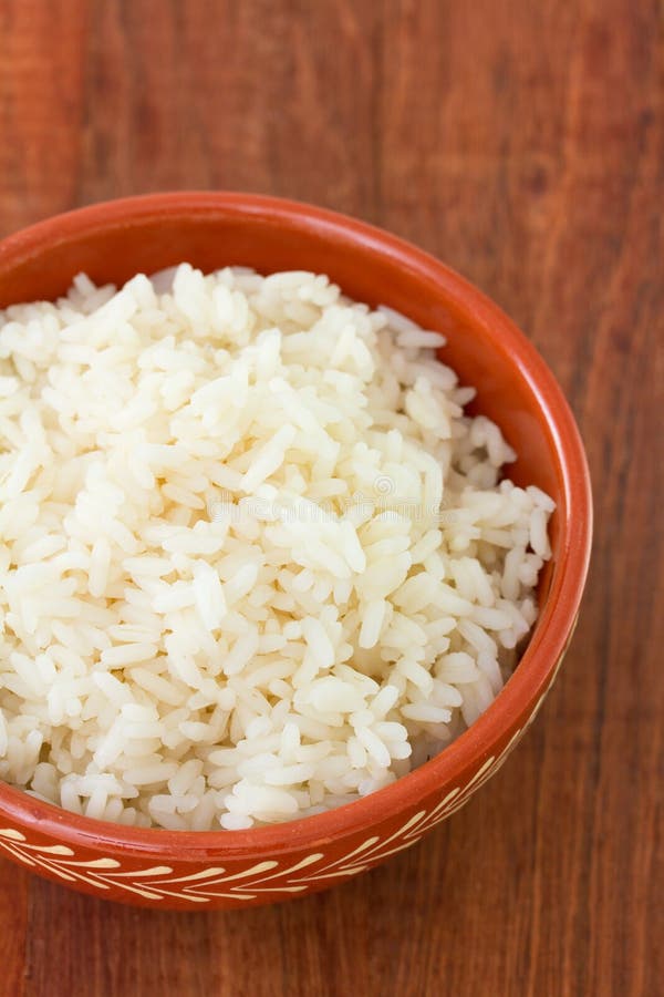 Riz sec dans une cuvette photo stock. Image du blanc - 18598030