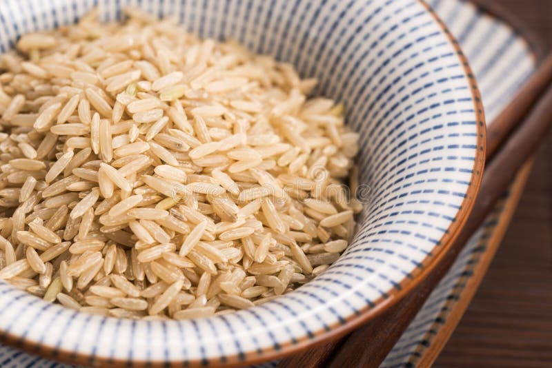Riz brun cru photo stock. Image du sain, brun, personne - 67271016