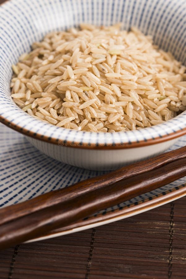 Riz brun cru photo stock. Image du sain, brun, personne - 67271016