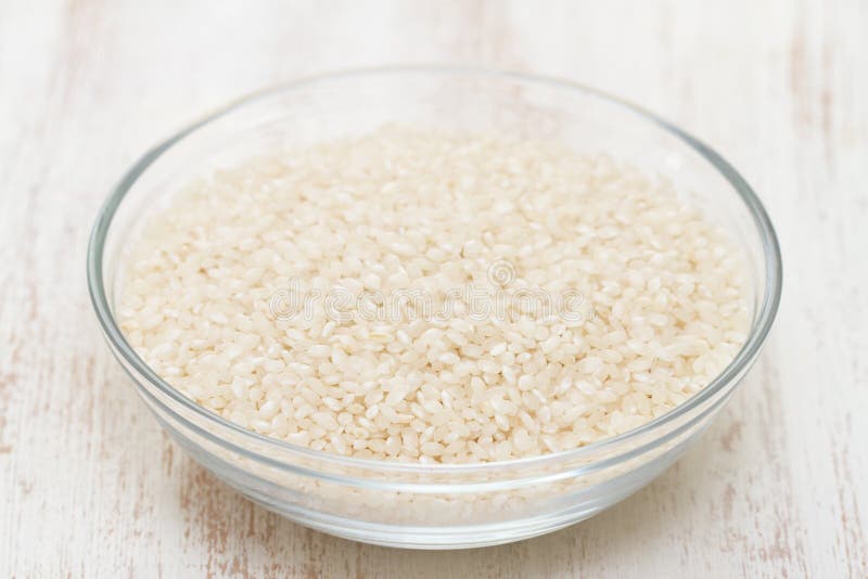 Riz Cru Dans La Cuvette Sur Le Fond Blanc Image stock - Image du ...