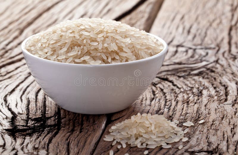 Riz cru dans une cuvette photo stock. Image du ingrédient - 35535618