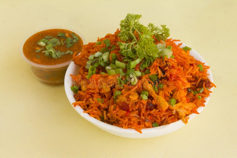 Le Riz Frit De Veg Schezwan Dans Un Bol Noir à L'arrière-plan En ...