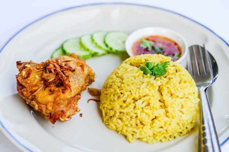 Riz Jaune Avec Le Poulet Frit Sur Le Plat Image stock - Image du herbe ...