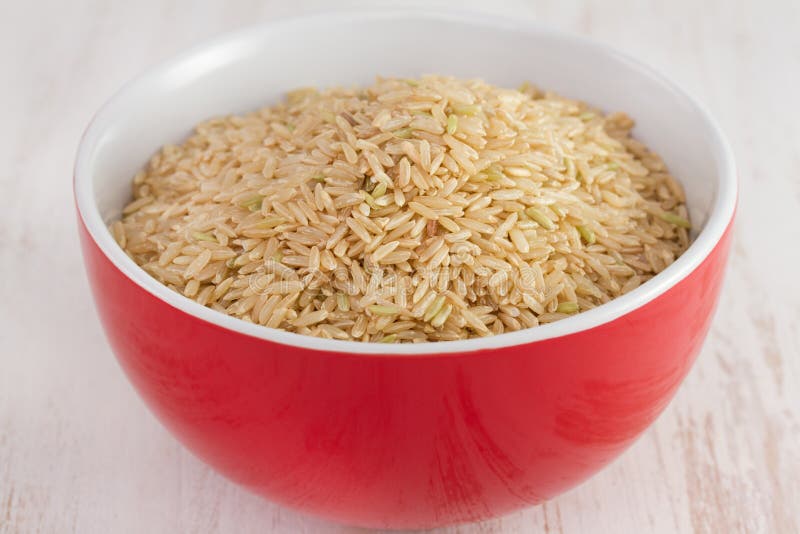 Riz sec dans une cuvette photo stock. Image du blanc - 18598030