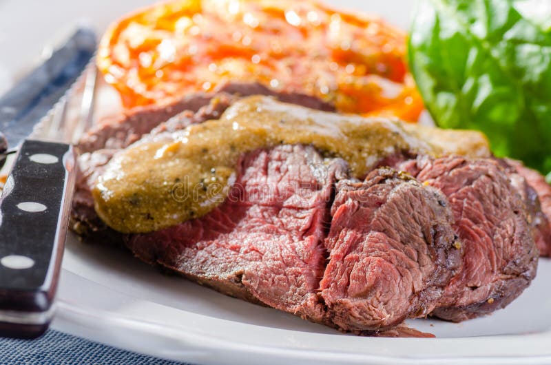 Roastbeef Con La Salsa Asada Del Tomate Y De Pimienta Foto de archivo ...
