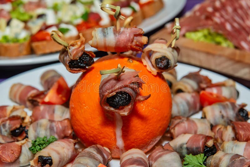 Roasted Dried Plums Wrapped in Bacon 库存照片 - 图片 包括有 简单, 烘干: 144901848