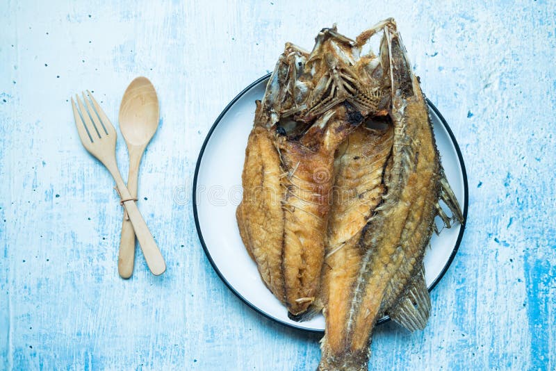 Robalo Frito Com Molho De Peixe Imagem de Stock - Imagem de mergulho ...