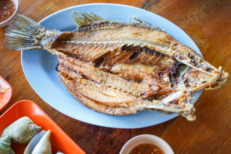 Robalo Frito Com Molho De Peixe Foto de Stock - Imagem de fritado ...