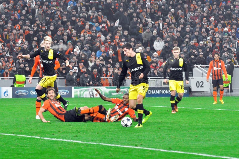 Robert Lewandowski running editorial photography. Image of arms - 29327037