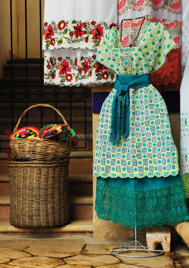 Robes Traditionnelles Mexicaines Image stock éditorial - Image of robe ...