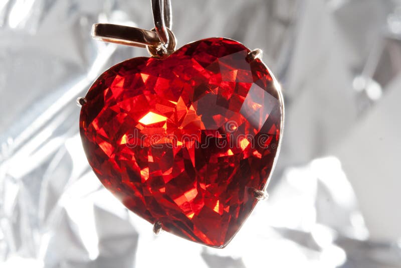 Robijn Hart-vormige Edelsteen Stock Foto - Image of tegenhanger, hart ...